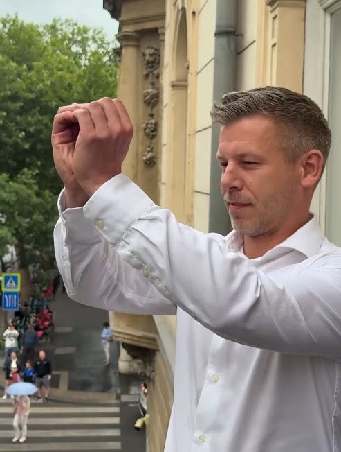 Magyar Péter levideózta, mi mindent kiabáltak neki a tüntetők, mikor ...